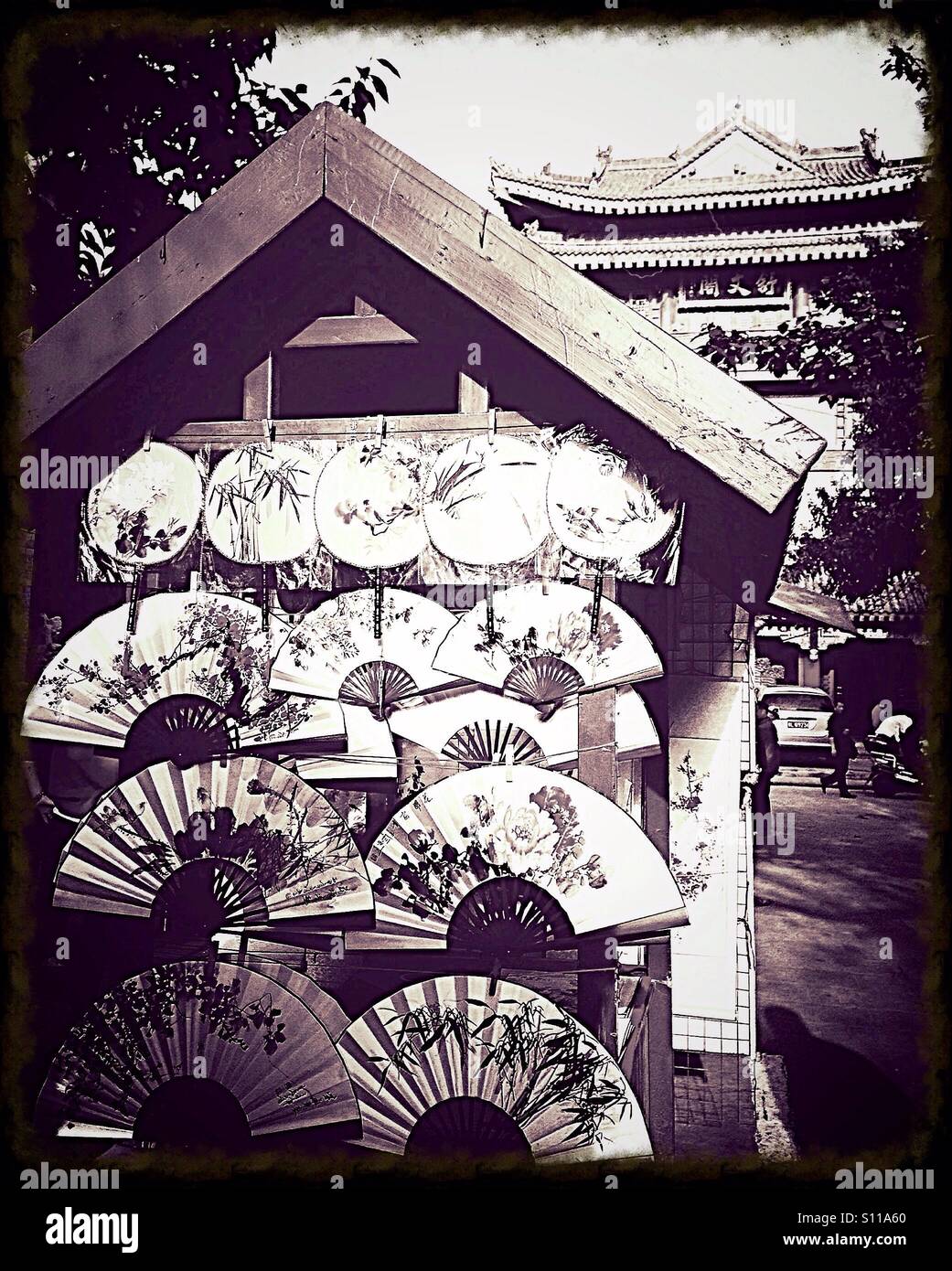 Selling chinese fans market hi-res stock photography and images - Alamy