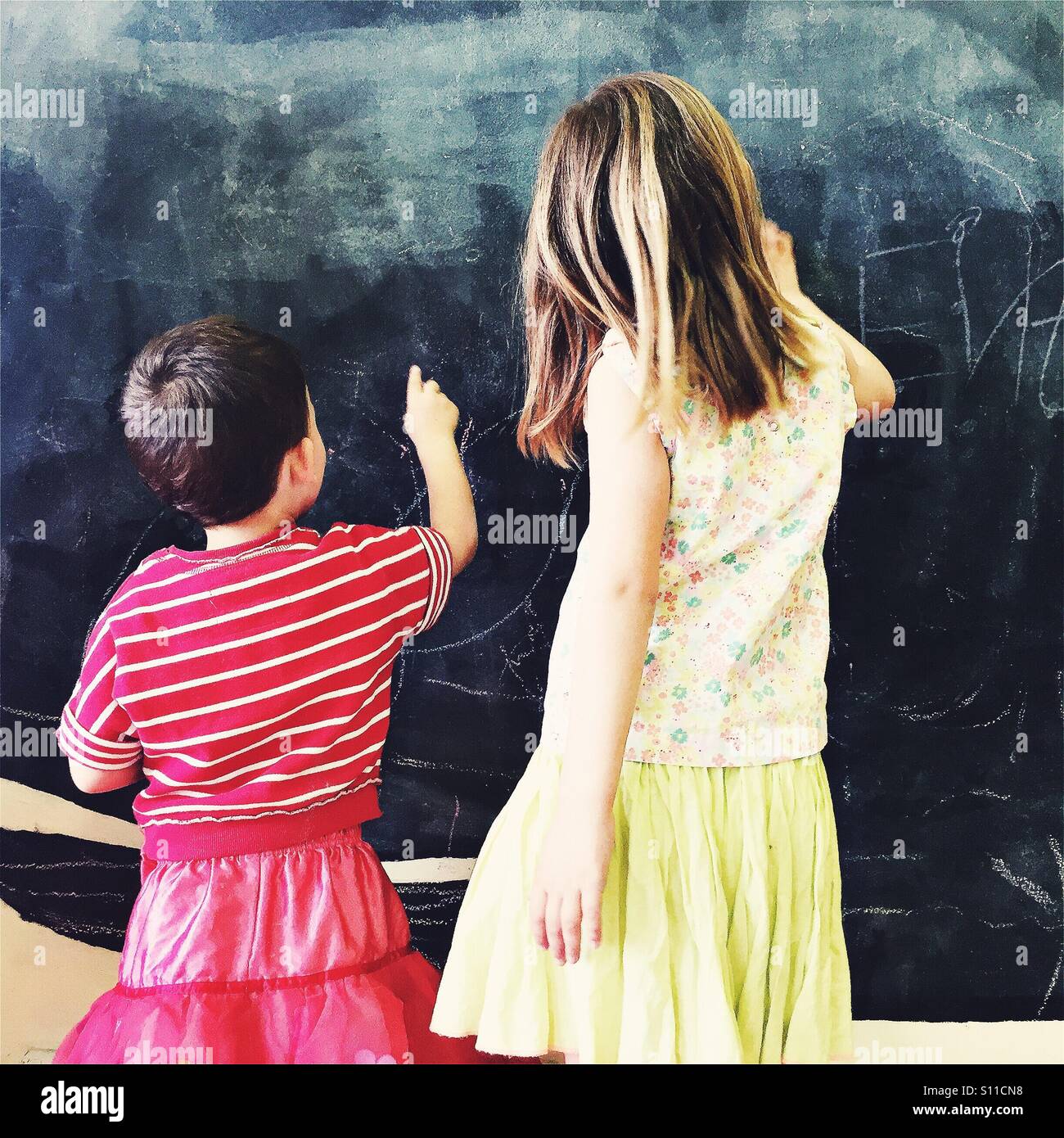 Boy girl drawing in hi-res stock photography and images - Alamy