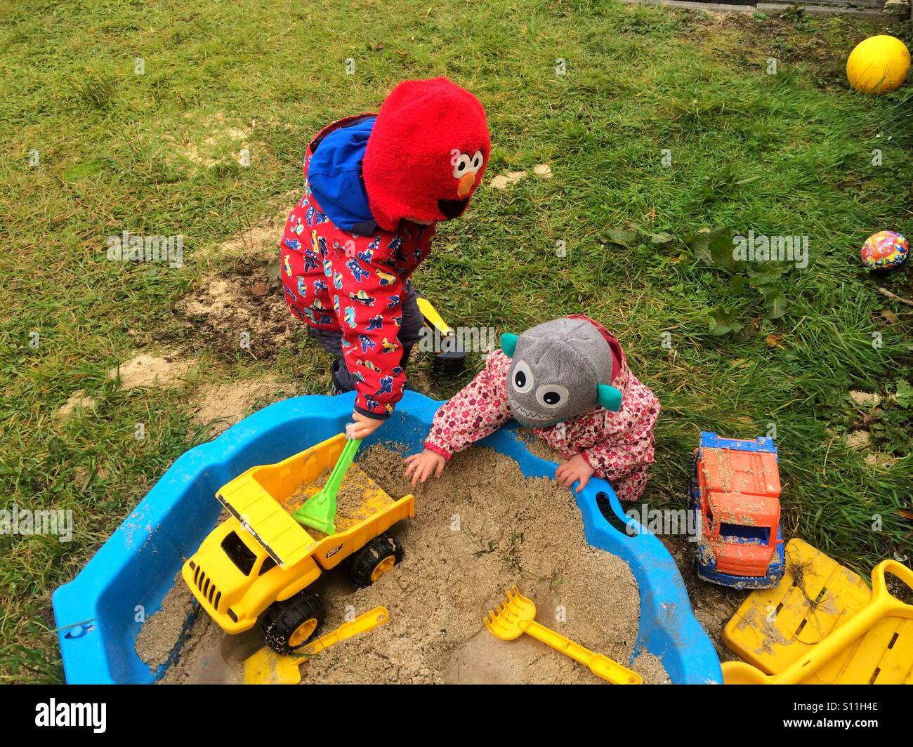 Children dig sand hi-res stock photography and images - Alamy