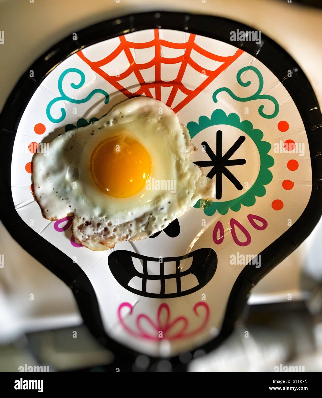 Dead egg hi-res stock photography and images - Alamy