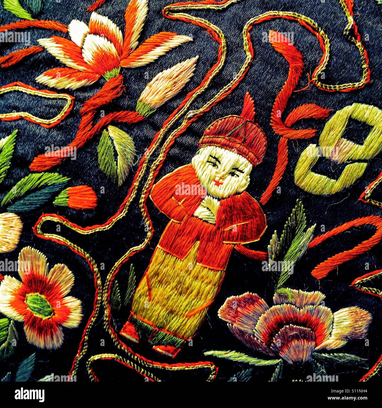 Chinese silk embroidery hi-res stock photography and images - Alamy