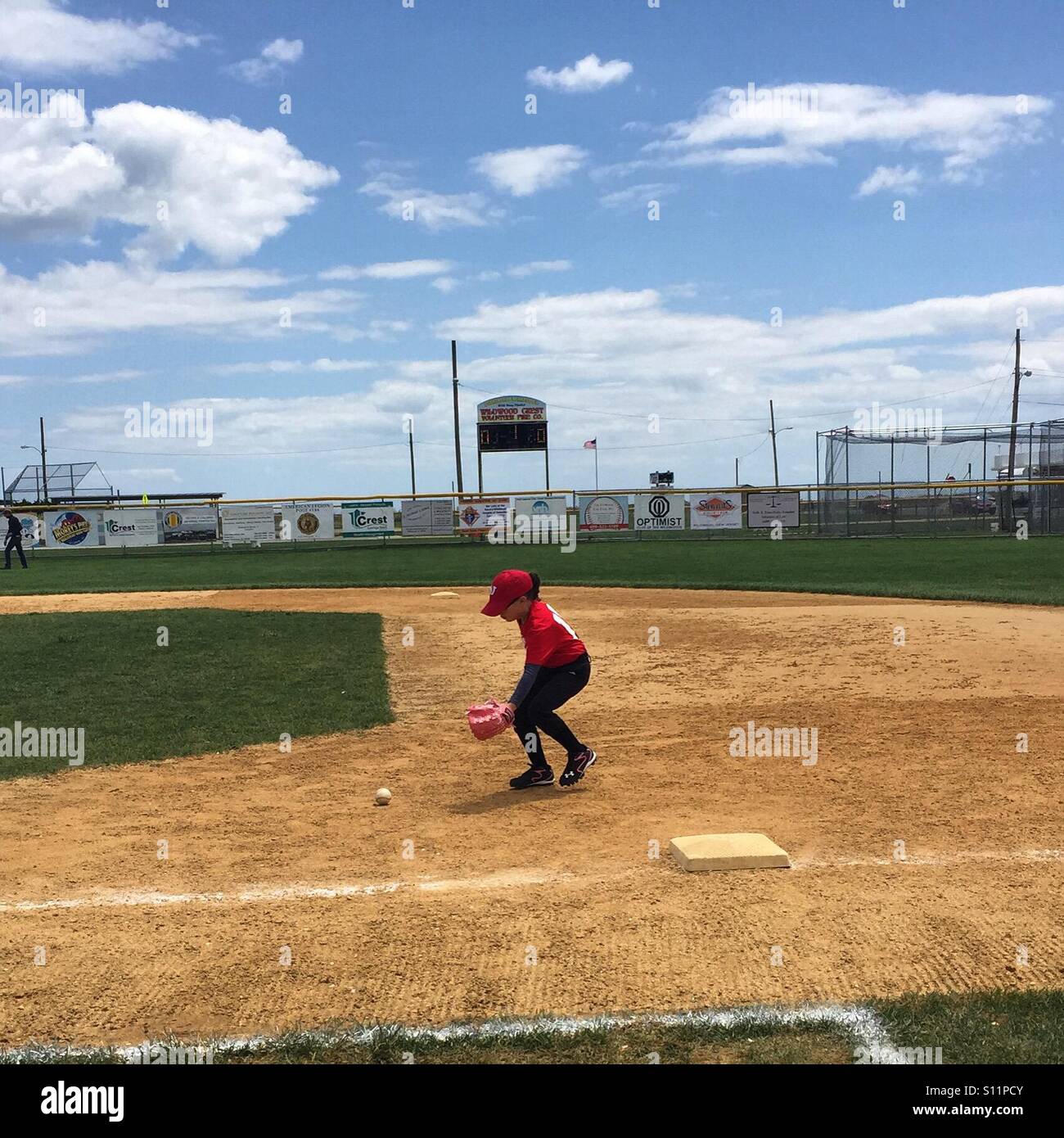 Kids play baseball hi-res stock photography and images - Alamy