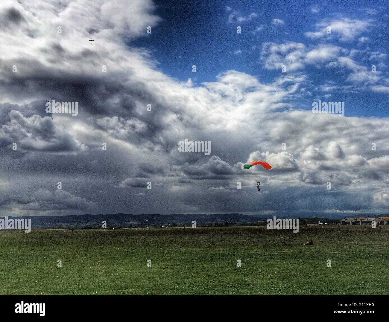 Parachuting hi-res stock photography and images - Alamy