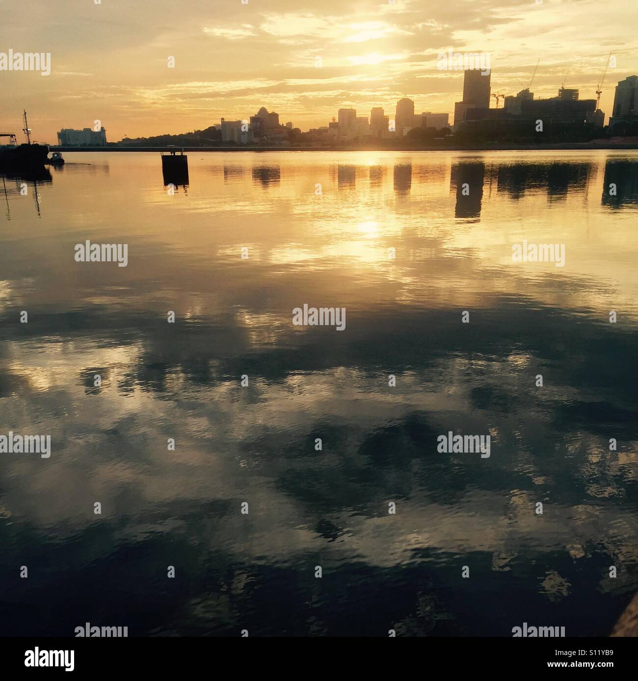 Calm water sunset reflections hi-res stock photography and images - Alamy