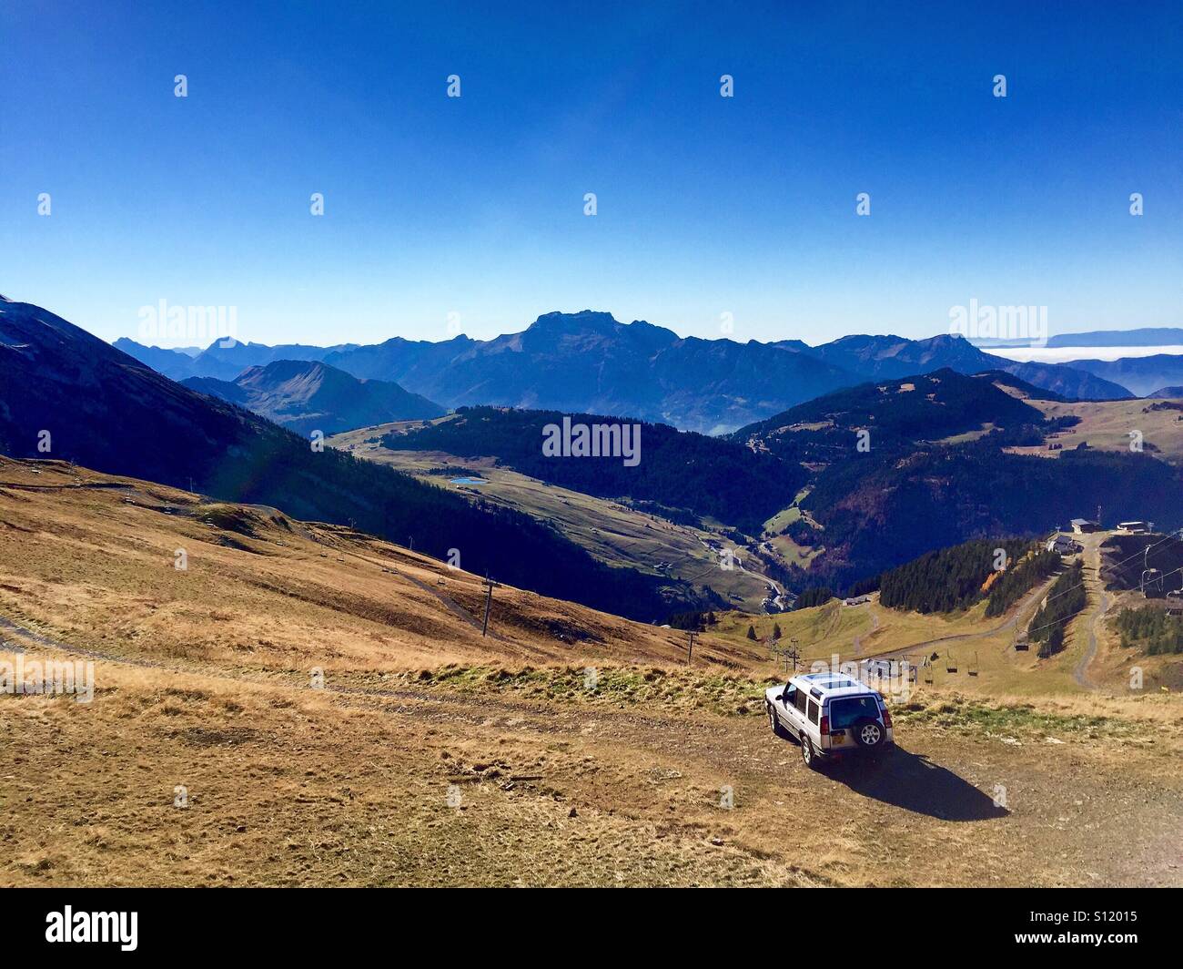 Land Rover Discovery 2 on the ski slopes in the French Alps Stock Photo ...