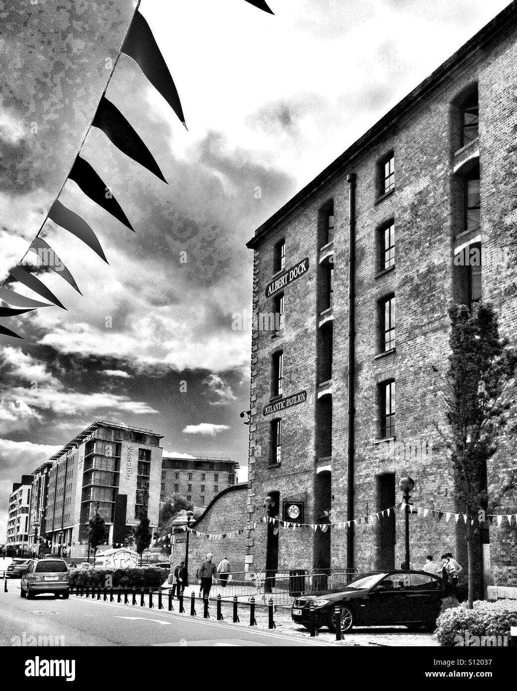 Black and white liverpool hi-res stock photography and images - Alamy