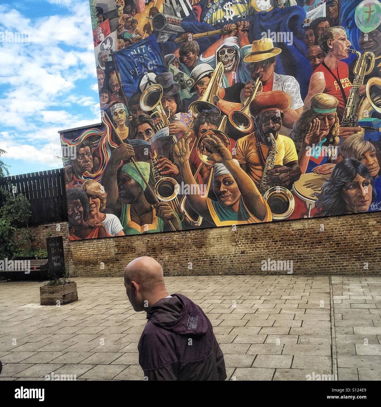 Peace mural hi-res stock photography and images - Alamy