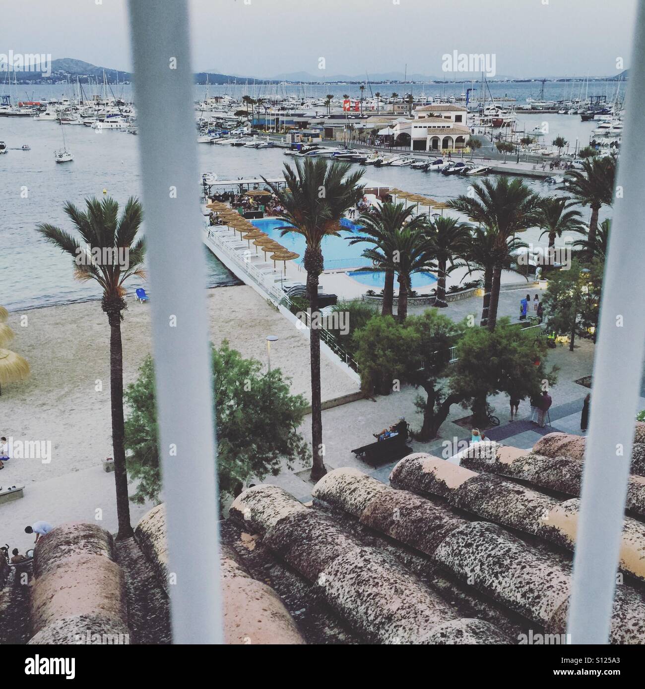 Beach side swimming pool Stock Photo - Alamy