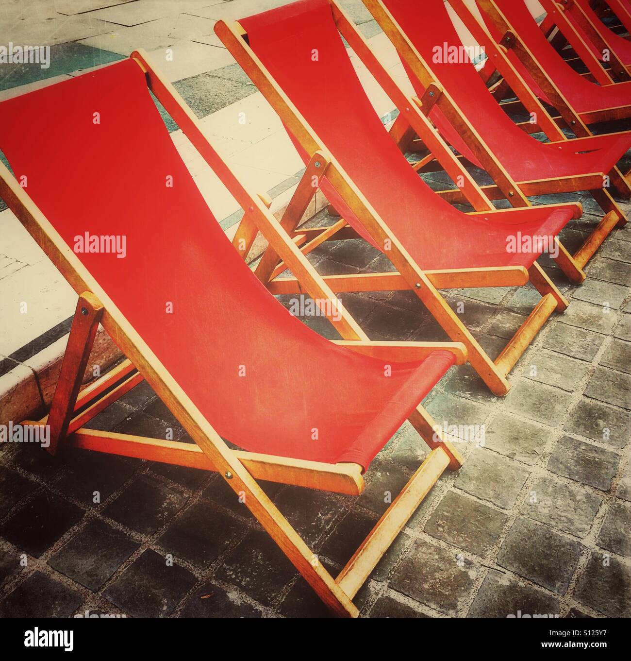 Deckchairs hi-res stock photography and images - Alamy