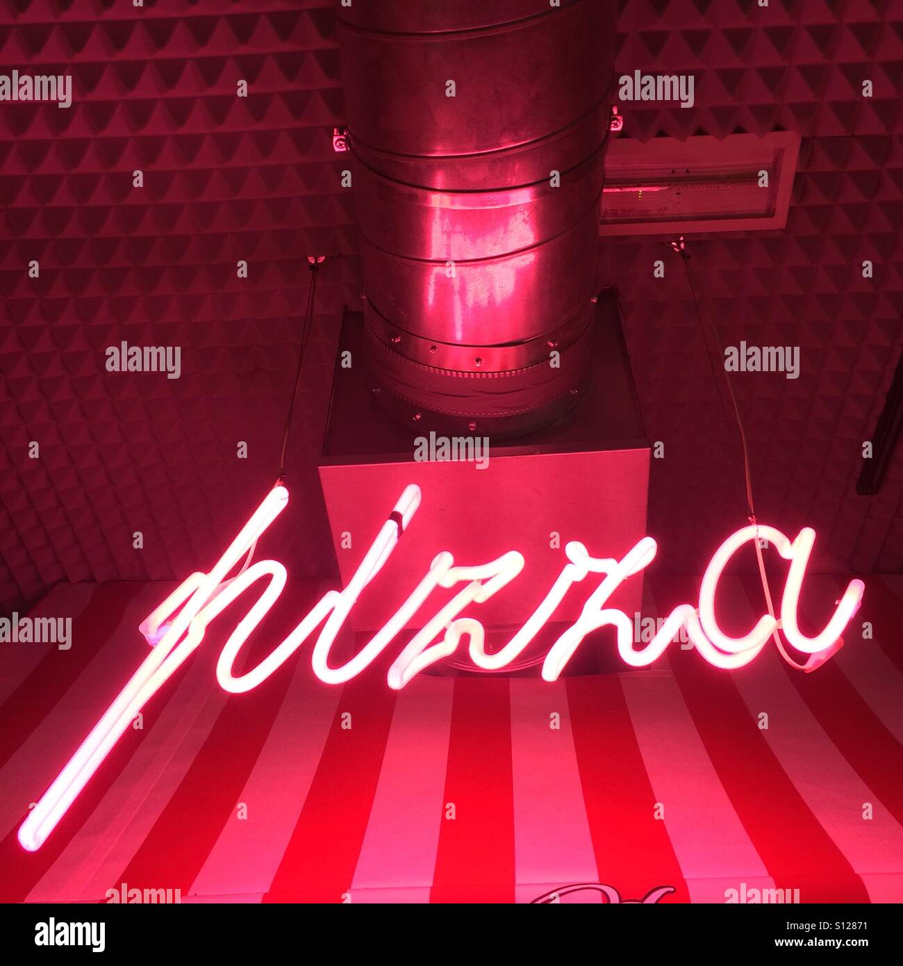 Neon pizza sign hi-res stock photography and images - Alamy