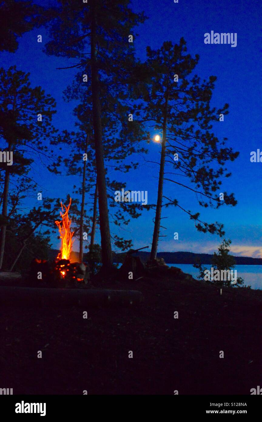 Campfire flames lake fire pit hi-res stock photography and images - Alamy