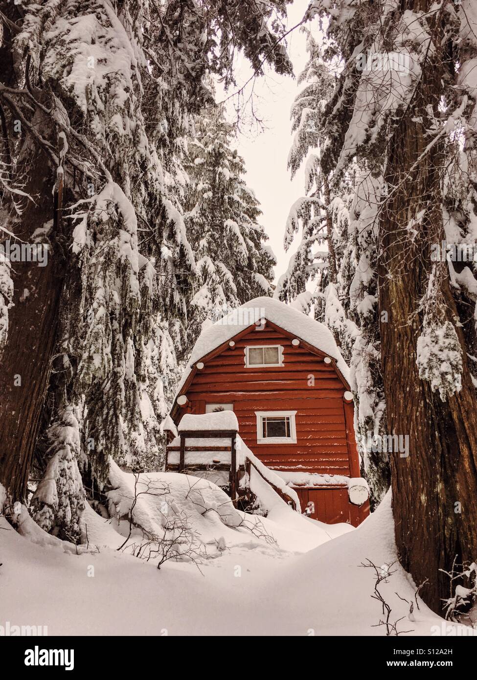 Cozy winter cabin hi-res stock photography and images - Alamy