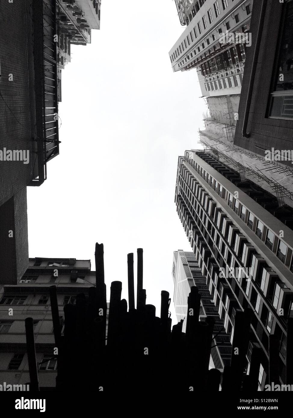 Grey sky and buildings hi-res stock photography and images - Alamy