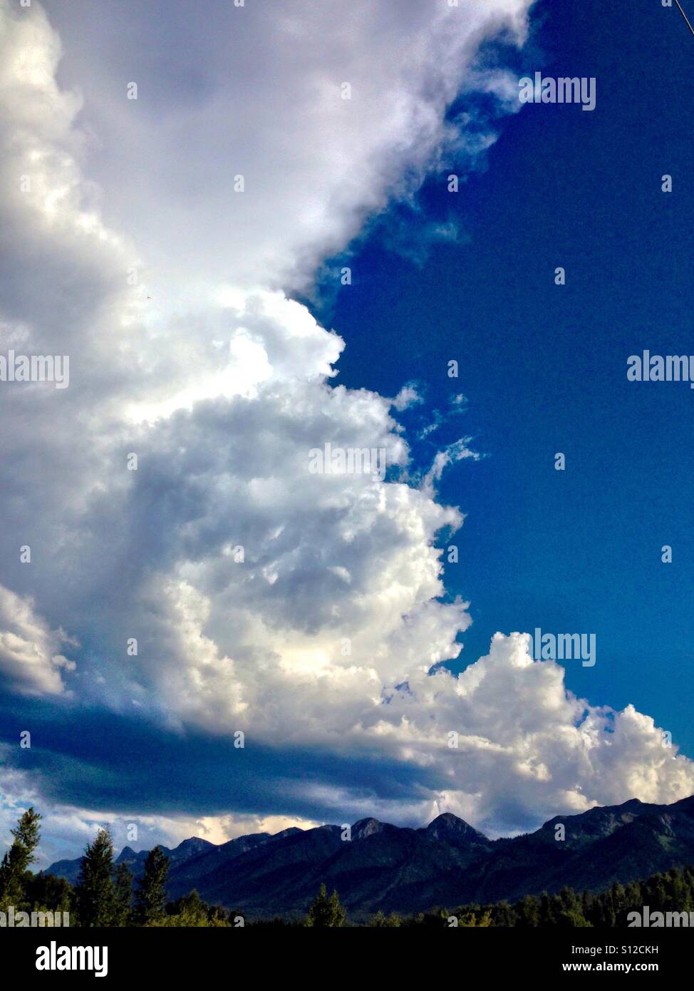 Cloud and mountains hi-res stock photography and images - Alamy