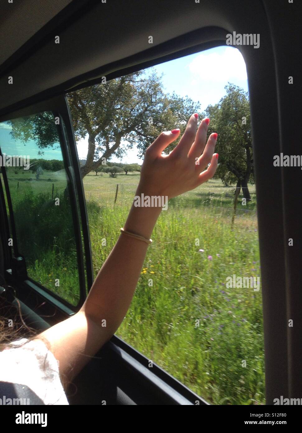 A girl's hand out of car window Stock Photo - Alamy