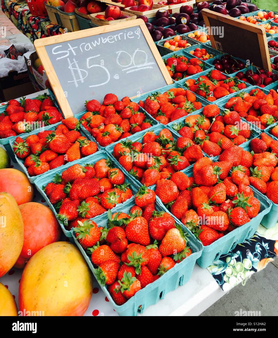 Farmers with strawberries hi-res stock photography and images - Alamy