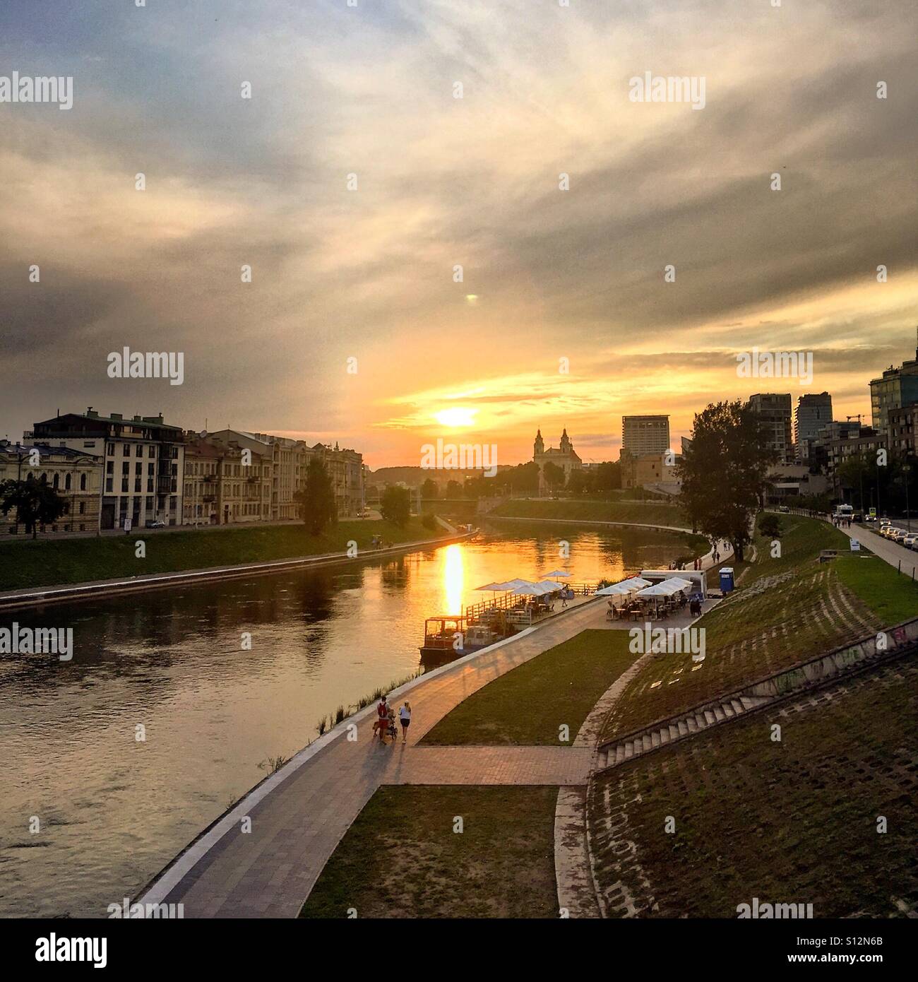 Sunset river city hi-res stock photography and images - Alamy