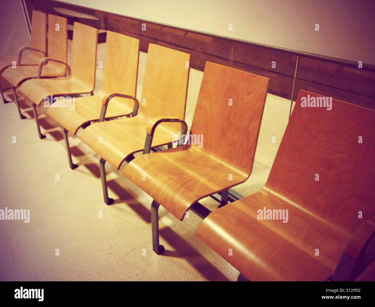 Row of chairs waiting room hi-res stock photography and images - Alamy