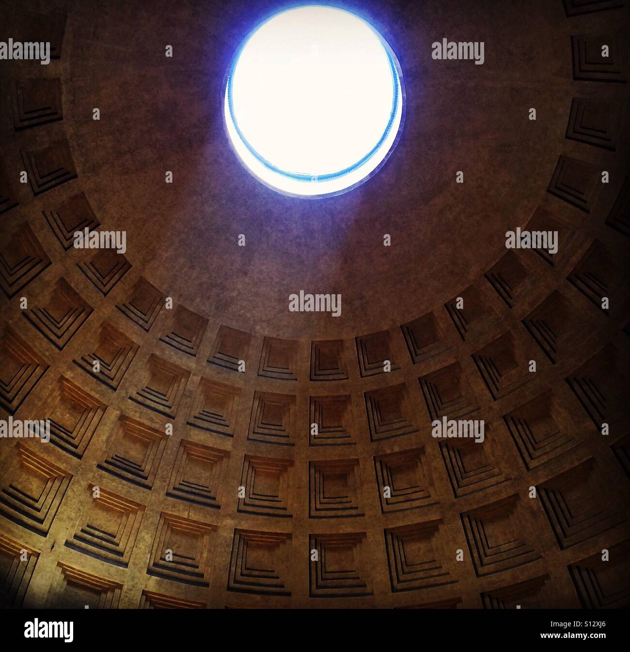 Light coming through the pantheon in Rome Stock Photo - Alamy