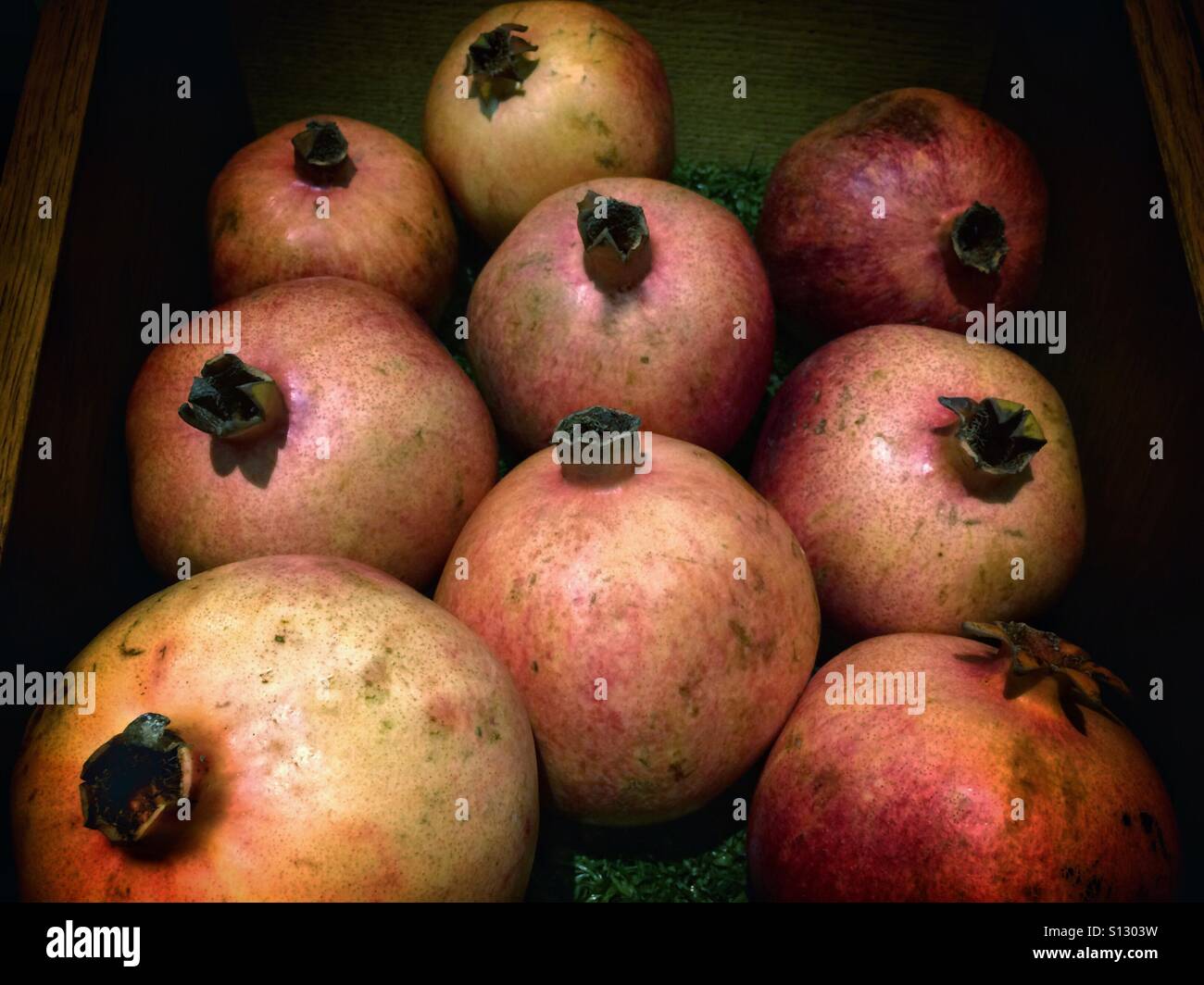 Box of pomegranate fruits Stock Photo - Alamy