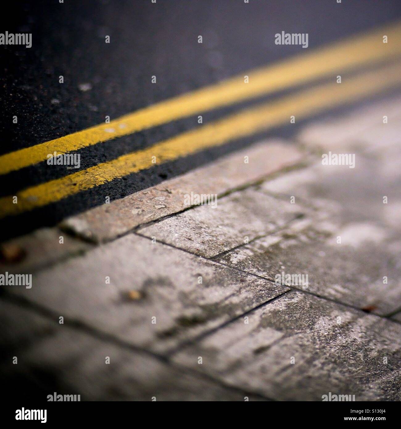 No parking road signs double yellow lines hi-res stock photography and ...