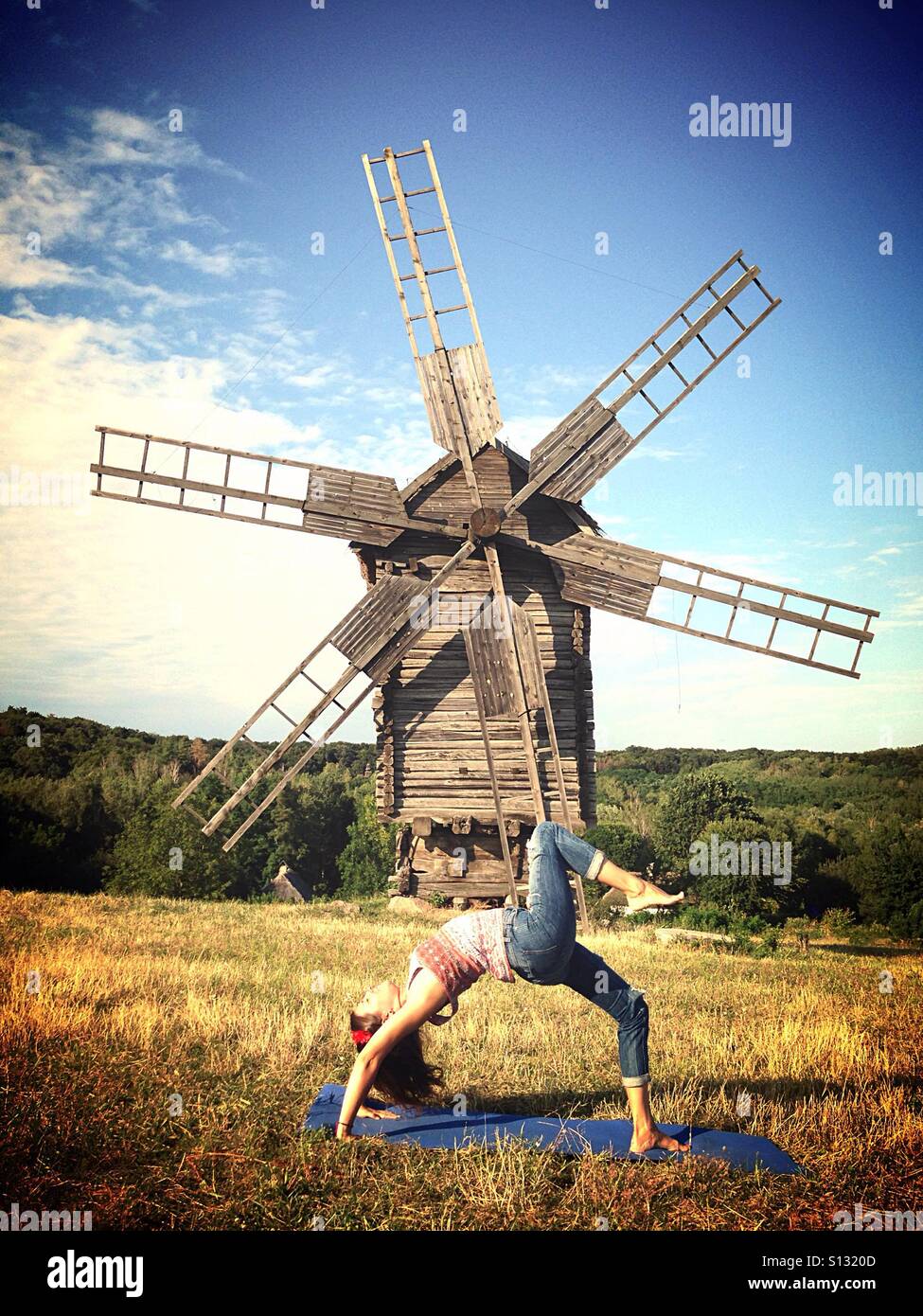 Woman in yoga bridge smartphone stock photos and images - Alamy