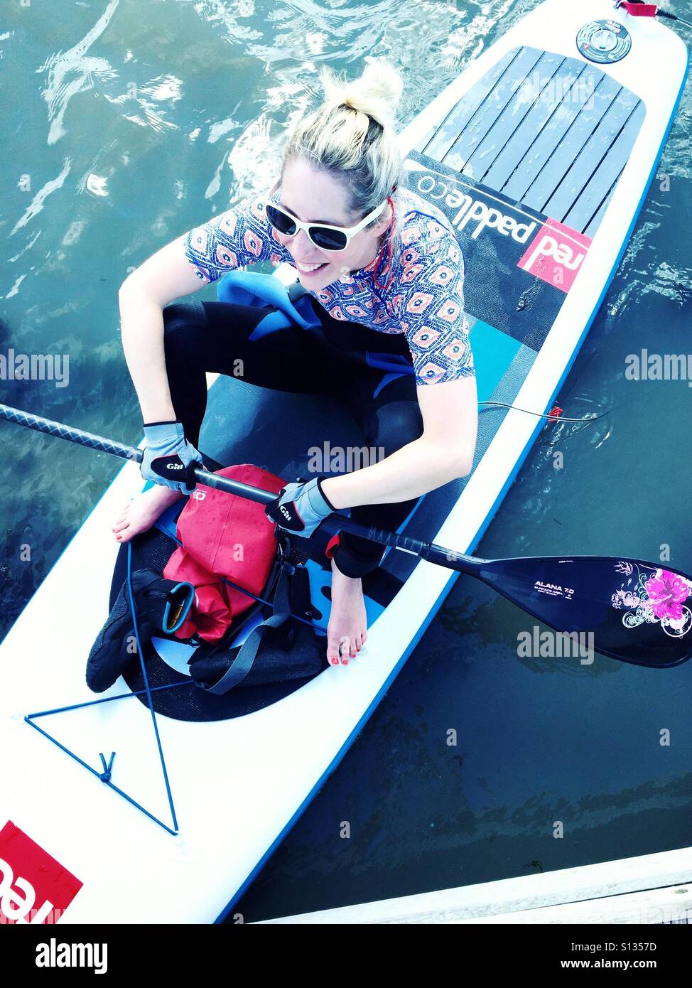 Paddle board happiness Stock Photo - Alamy