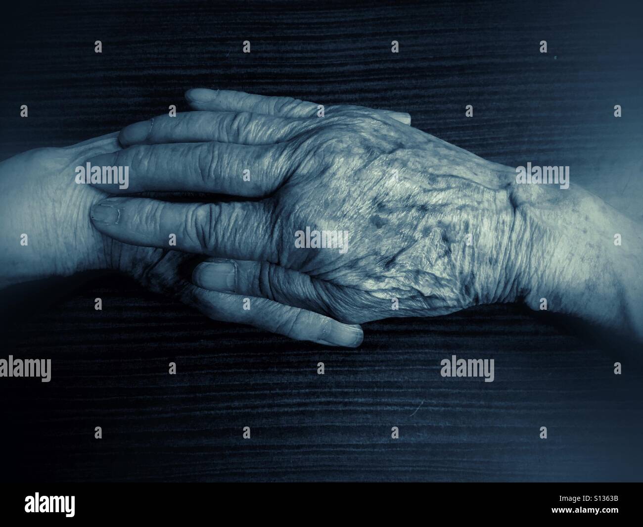 Old lady hands hi-res stock photography and images - Alamy