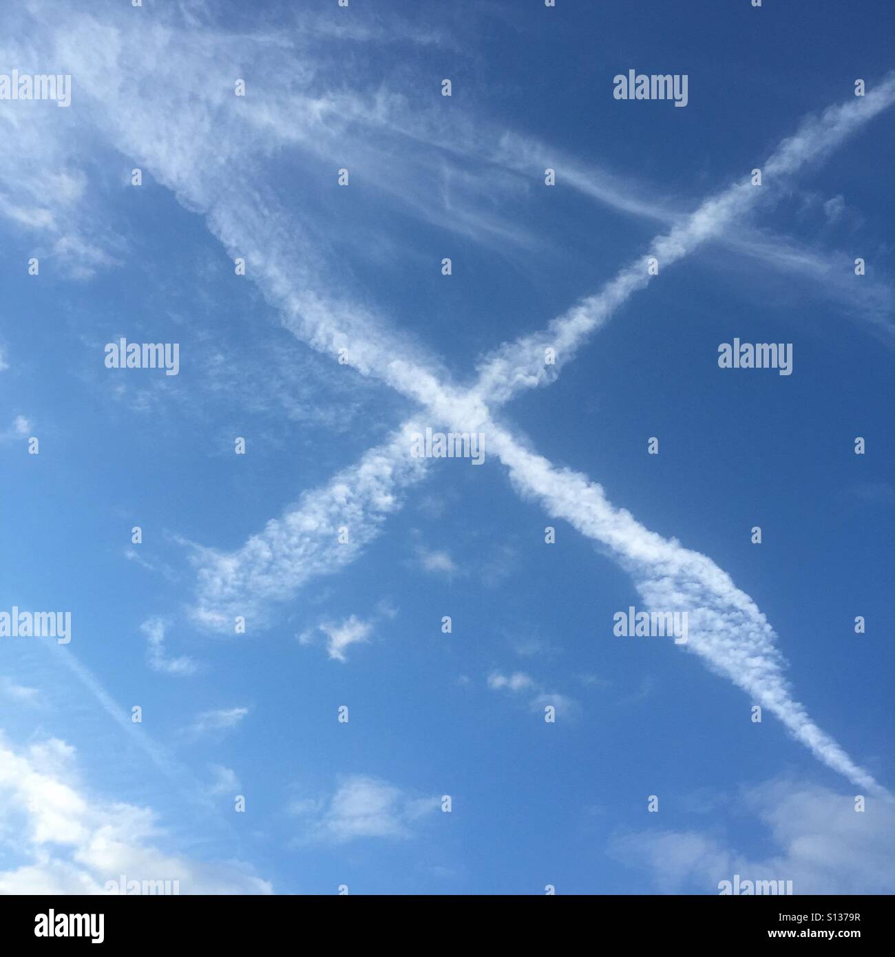 Contrails cross hi-res stock photography and images - Alamy