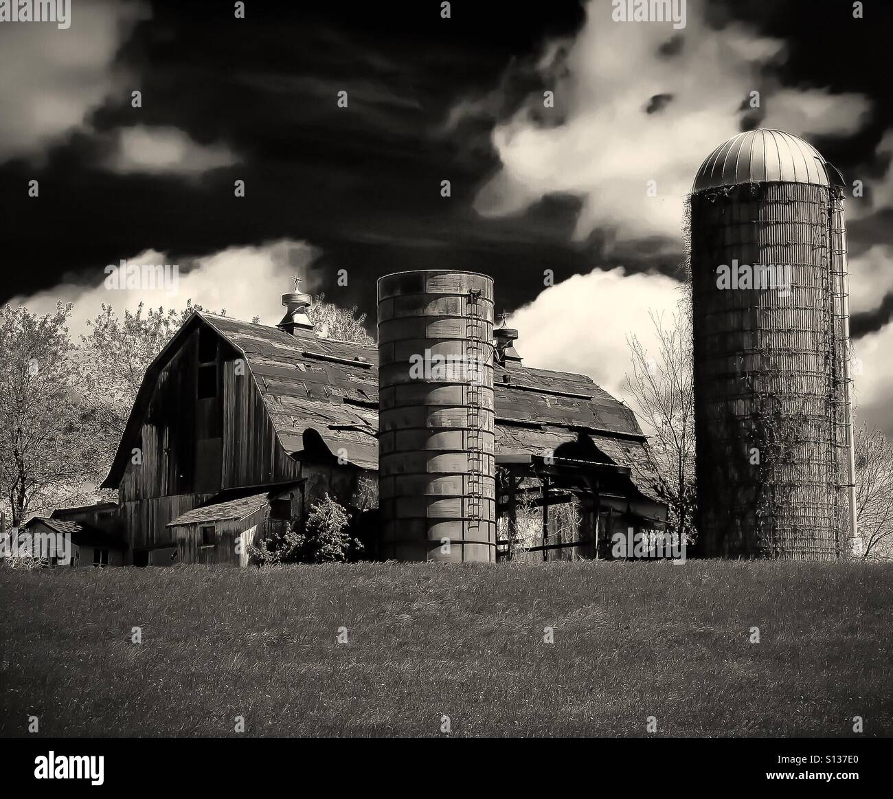 Old abandoned farm Stock Photo - Alamy