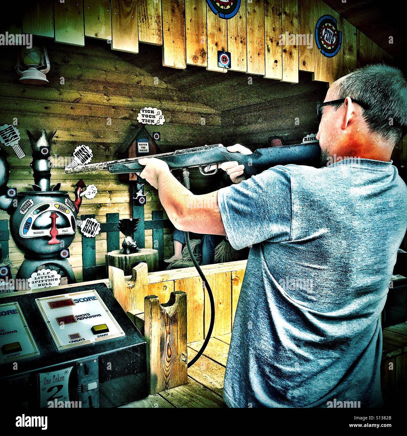Man shooting gun target hi-res stock photography and images - Alamy
