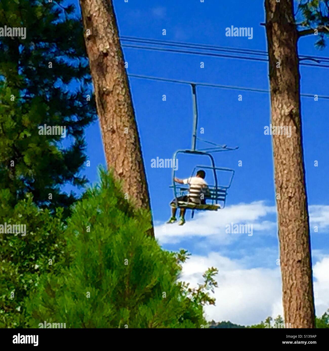 Blue sky chairlift hi-res stock photography and images - Alamy