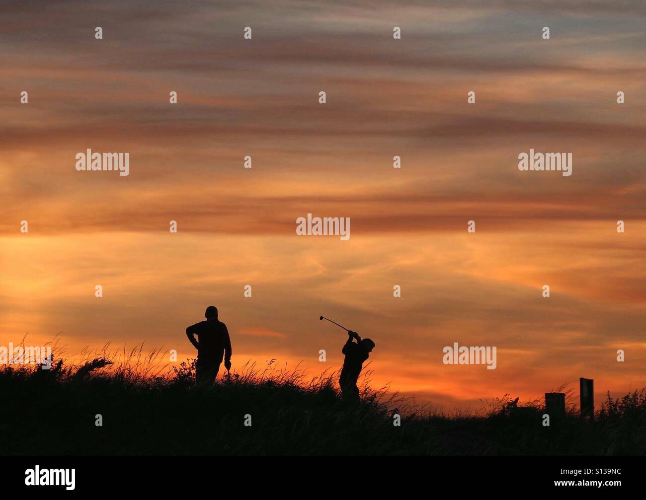 Golfers sunset hi-res stock photography and images - Alamy
