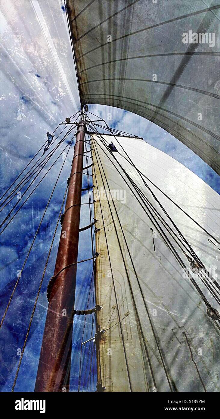 Sailing across the sea hi-res stock photography and images - Alamy