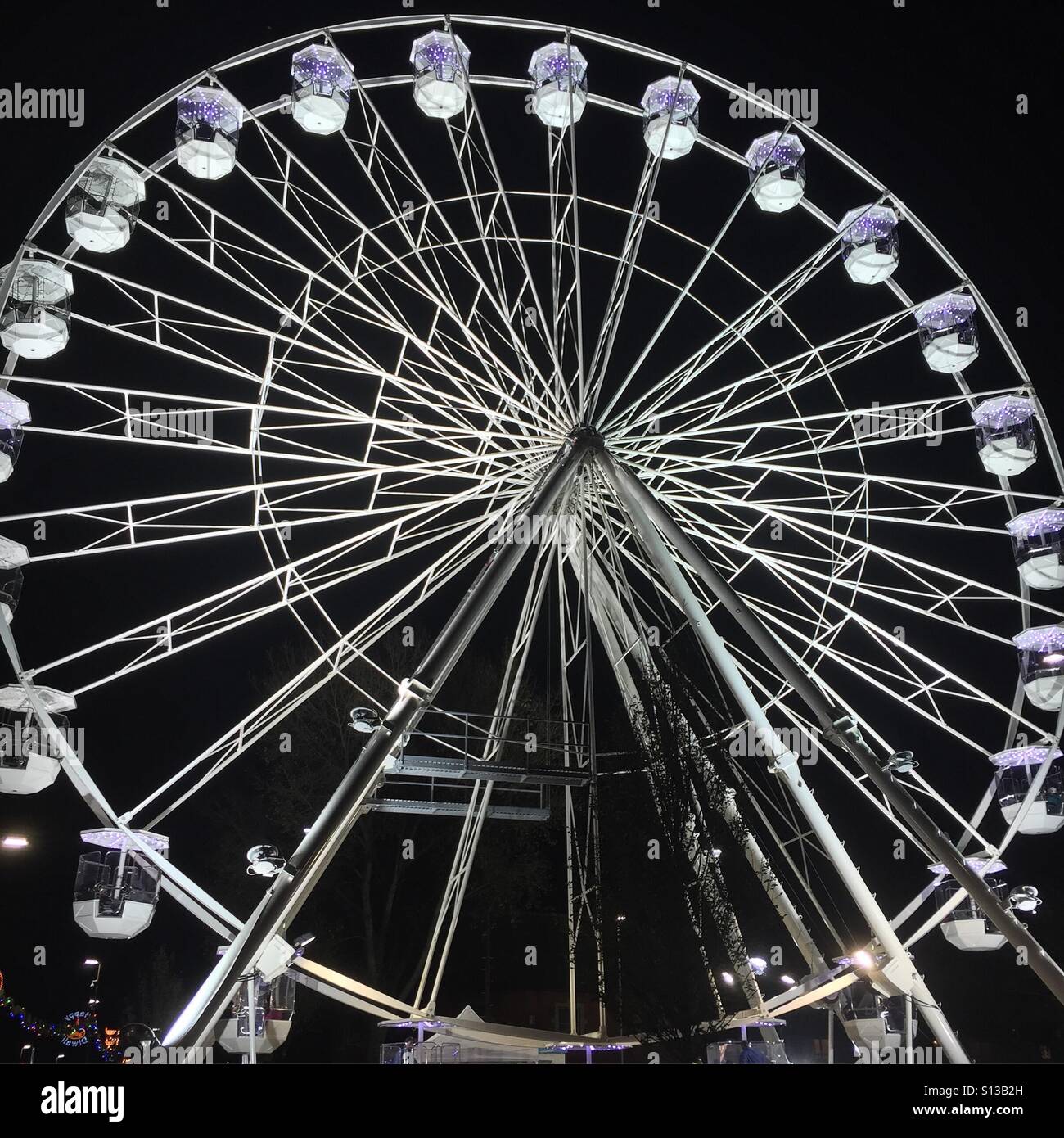 Night time Ferris wheel Stock Photo - Alamy