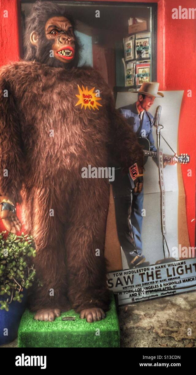 Big ape statue hi-res stock photography and images - Alamy