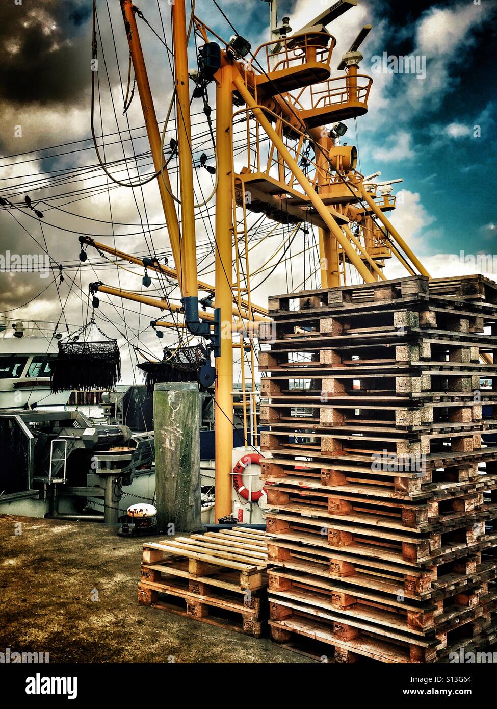 Unloading cargo hi-res stock photography and images - Alamy