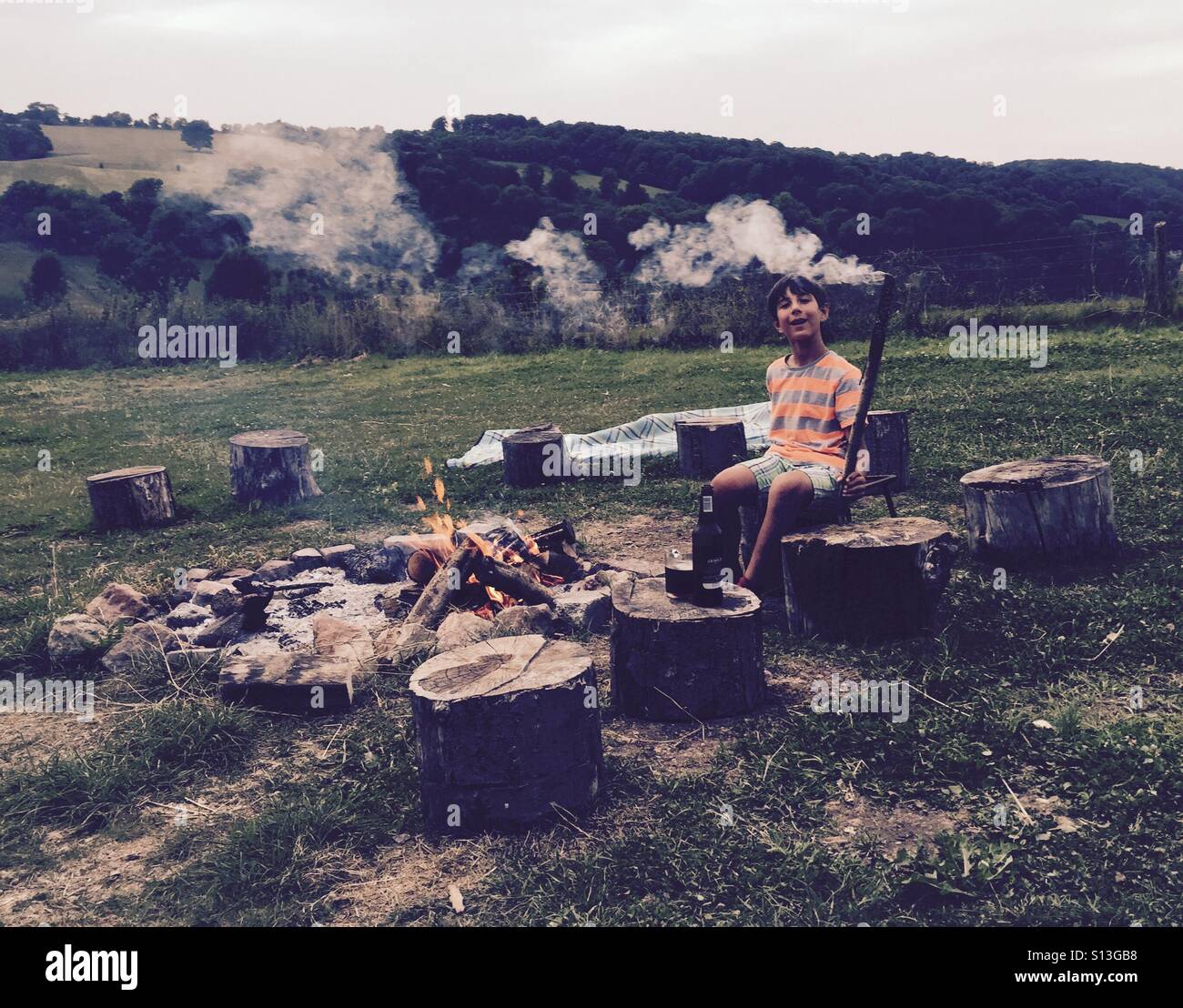 Boy at a campfire hi-res stock photography and images - Alamy