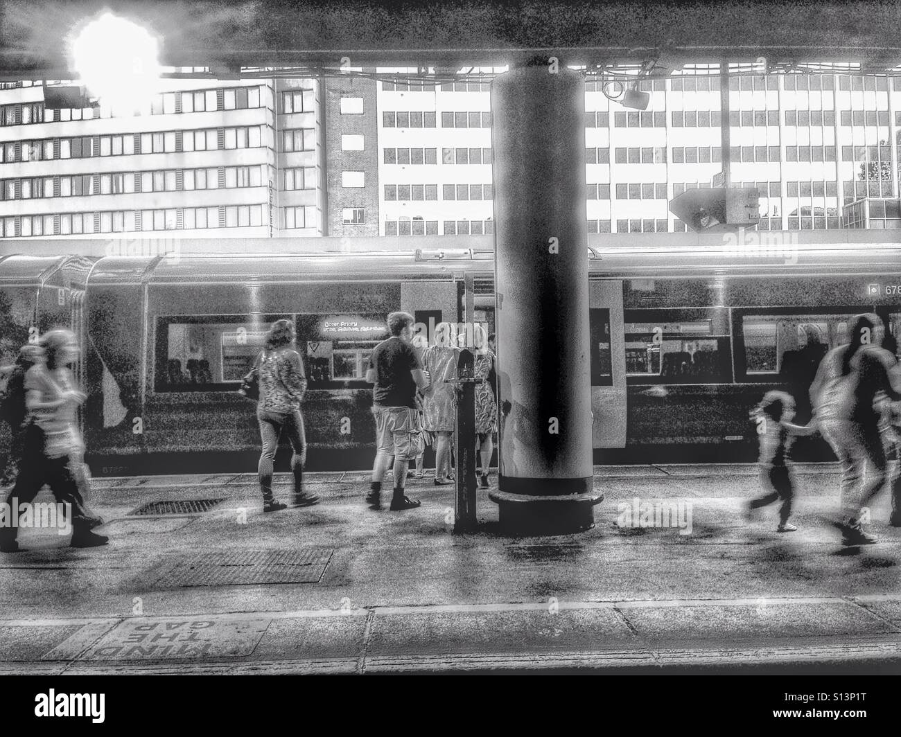 Victoria station platform Stock Photo - Alamy