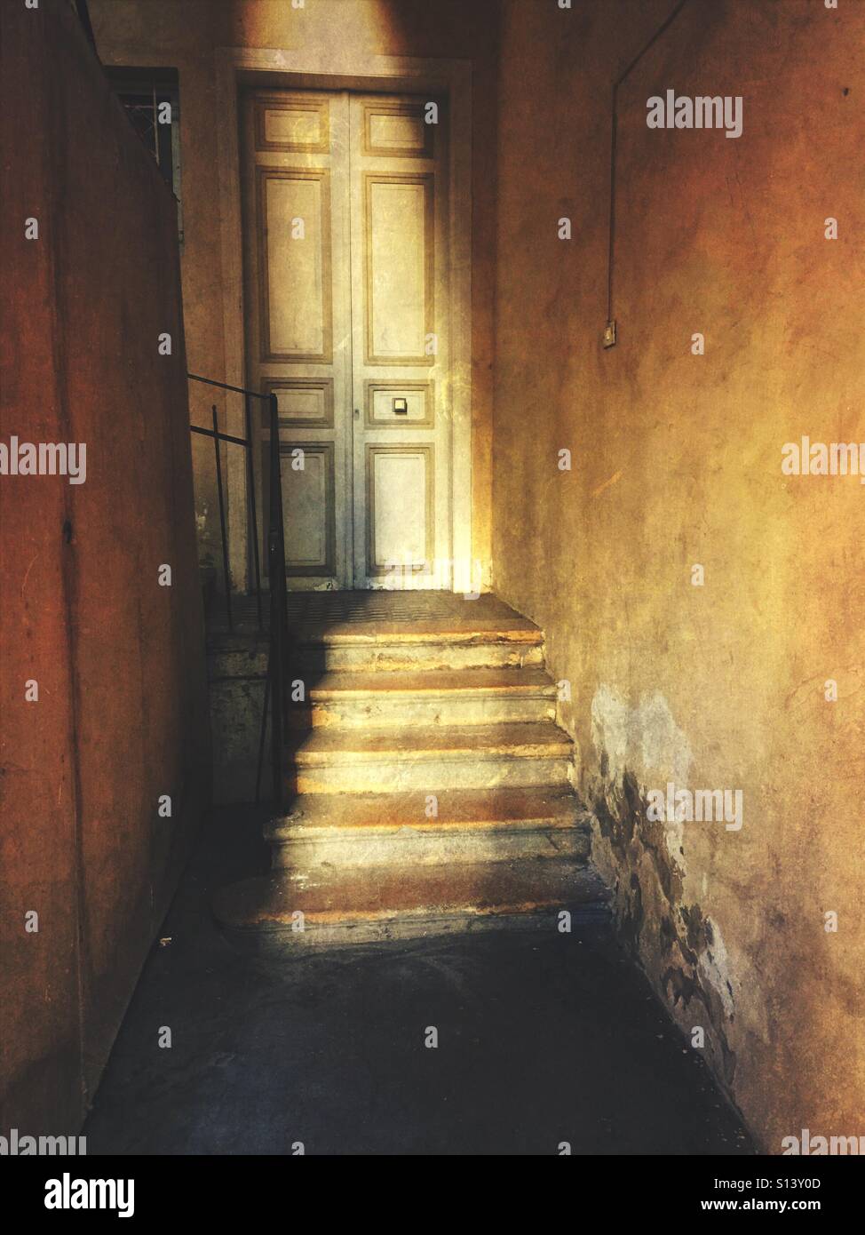 Stairs abandoned dilapidated building hi-res stock photography and ...