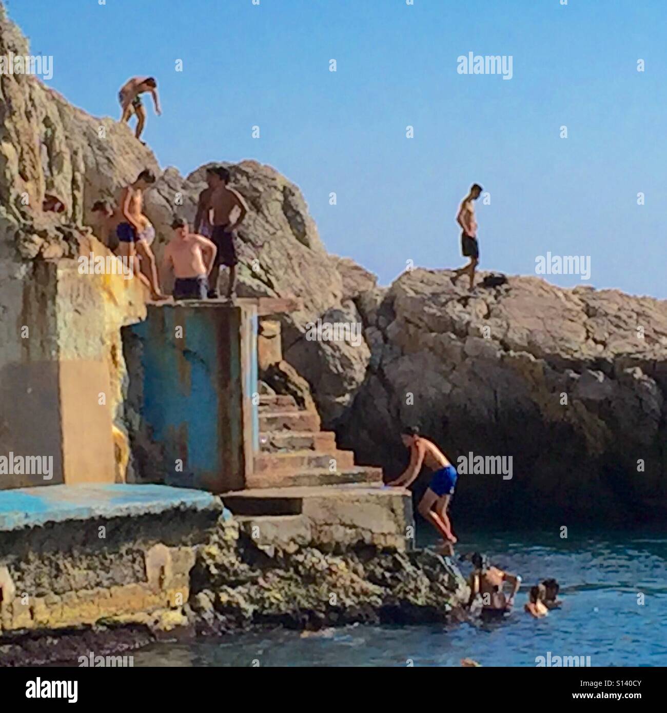 Boys diving cliff hi-res stock photography and images - Alamy