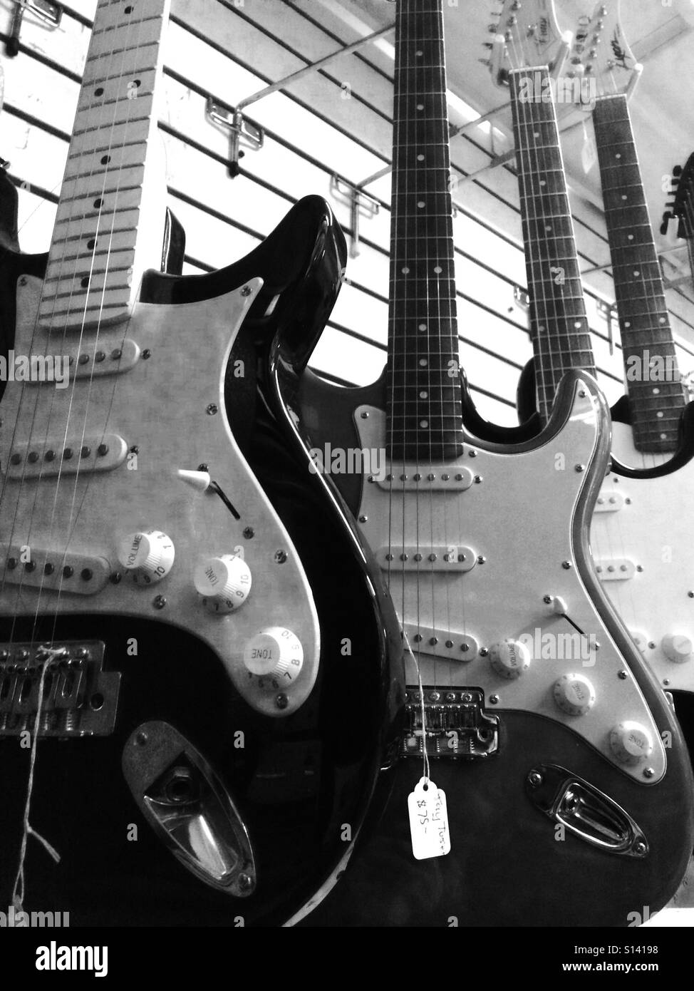 Black guitars hi-res stock photography and images - Alamy
