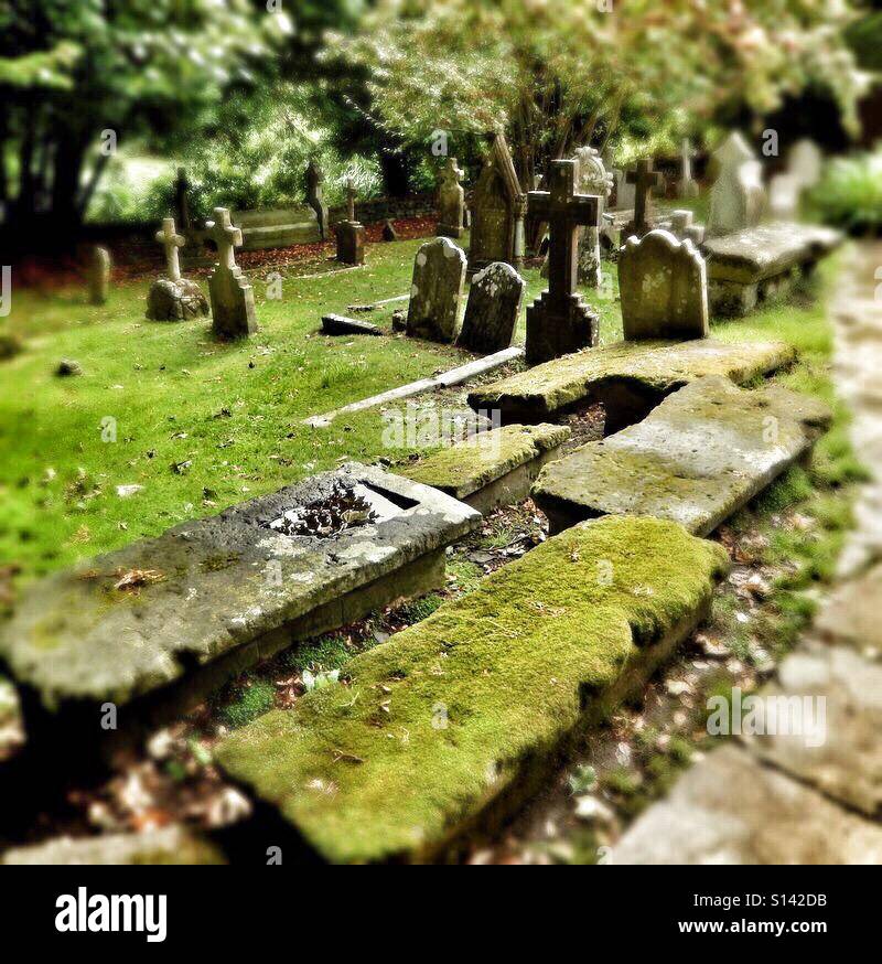 Spooky graveyards hi-res stock photography and images - Alamy