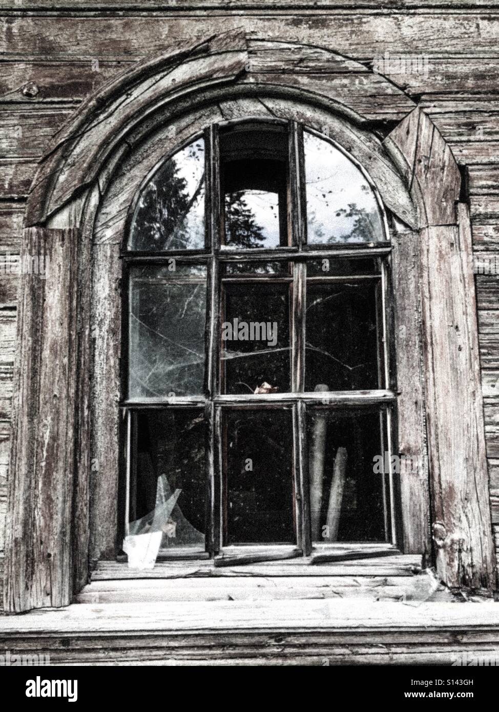 Broken wooden window frame hi-res stock photography and images - Alamy