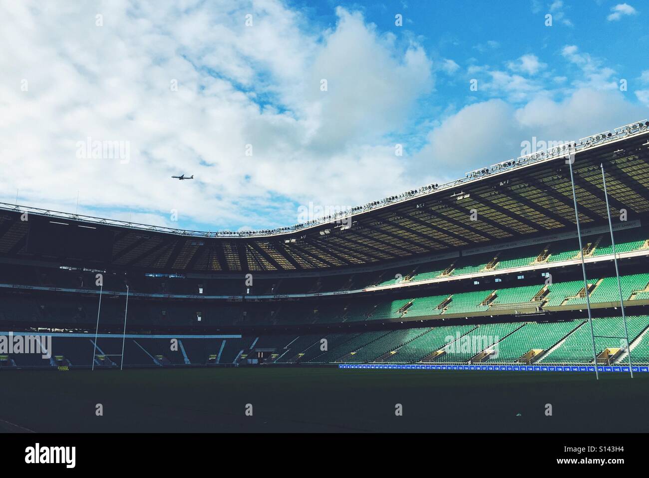 Airplane flying over stadium hi-res stock photography and images - Alamy