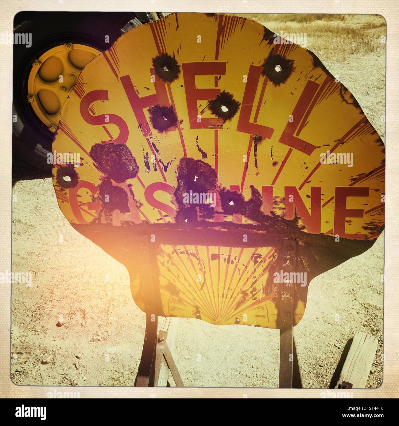 Shell sign hi-res stock photography and images - Alamy