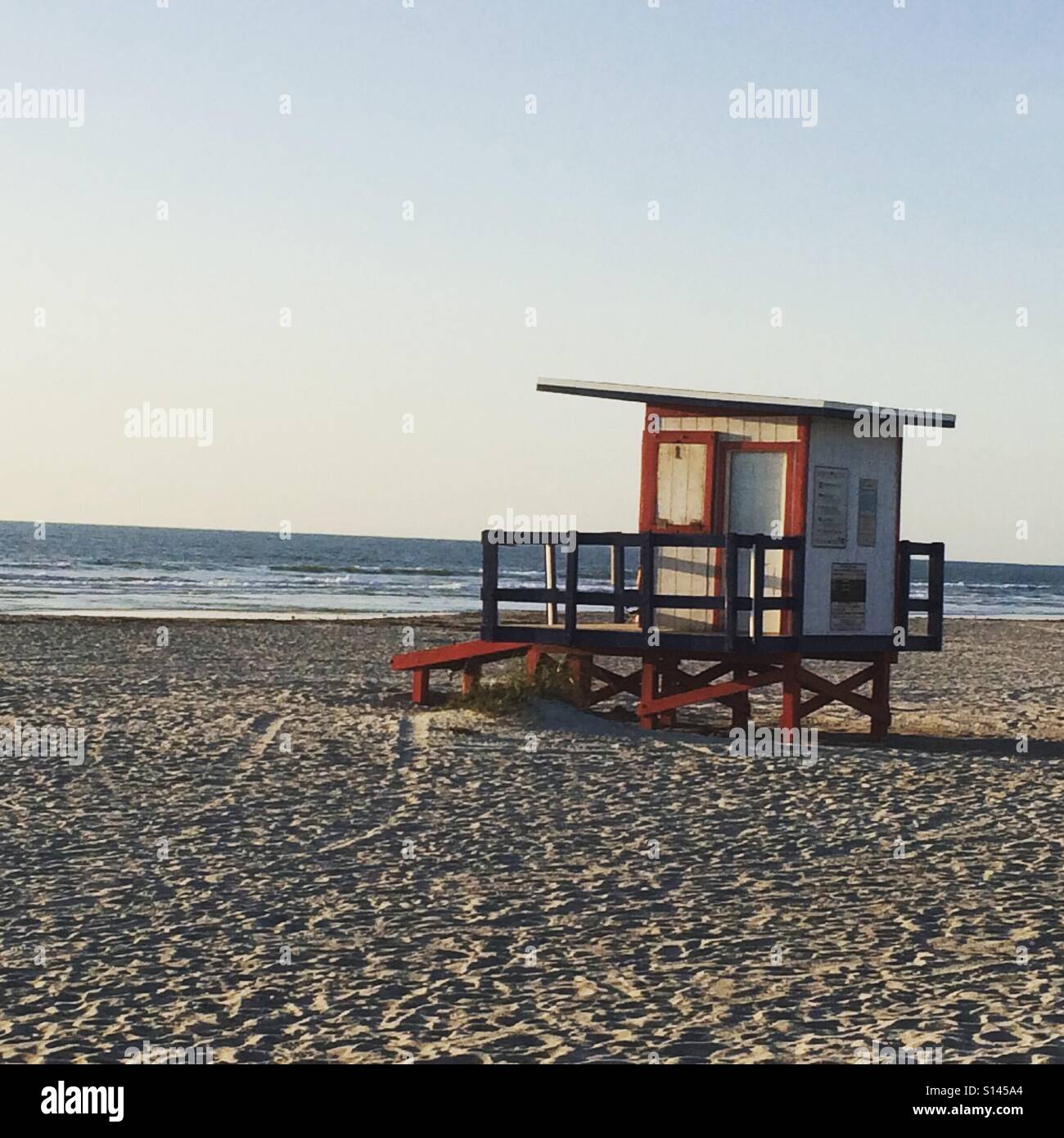 Lifeguard station beach view hi-res stock photography and images - Alamy