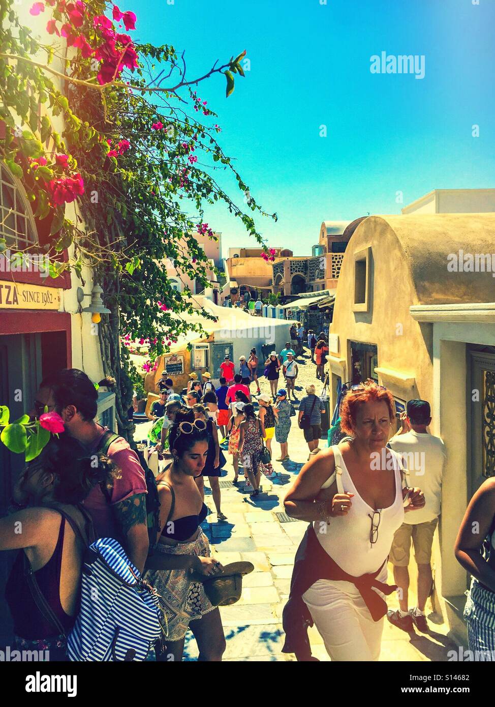 Oia santorini busy hi-res stock photography and images - Alamy