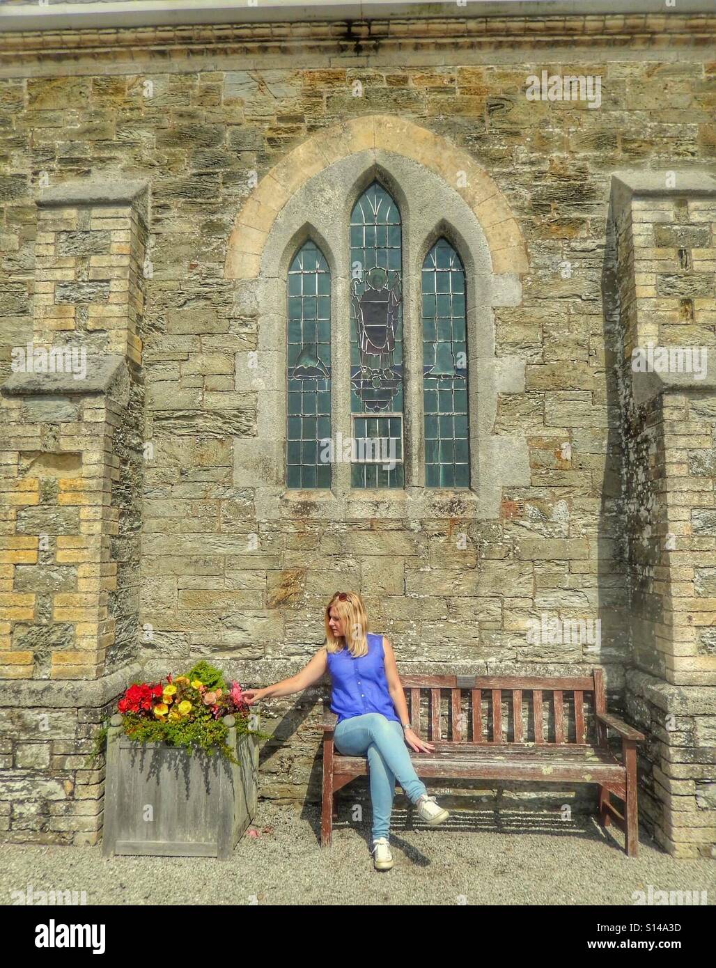 Lady sitting on bench Stock Photo - Alamy