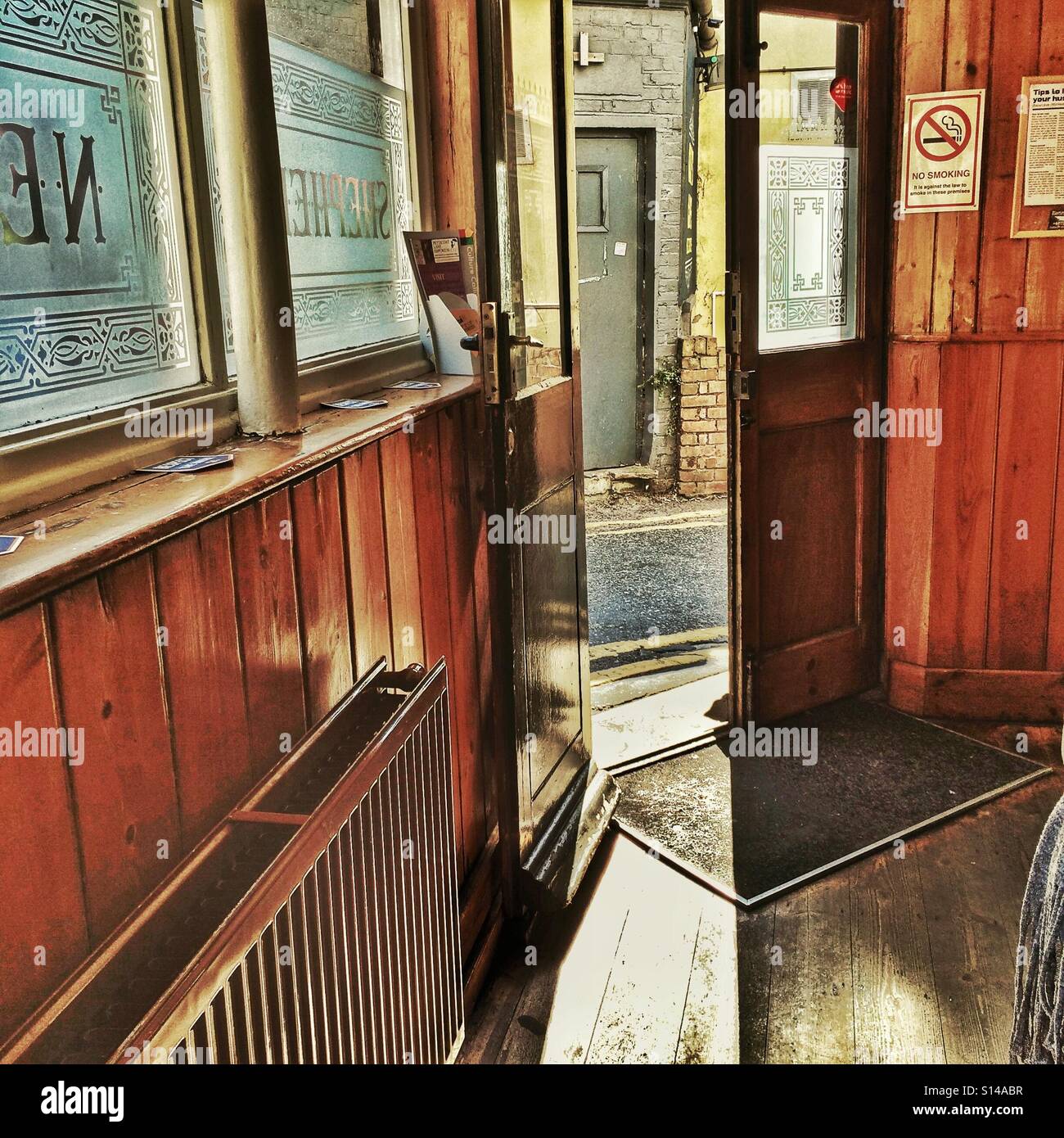 Old pub interior hi-res stock photography and images - Alamy